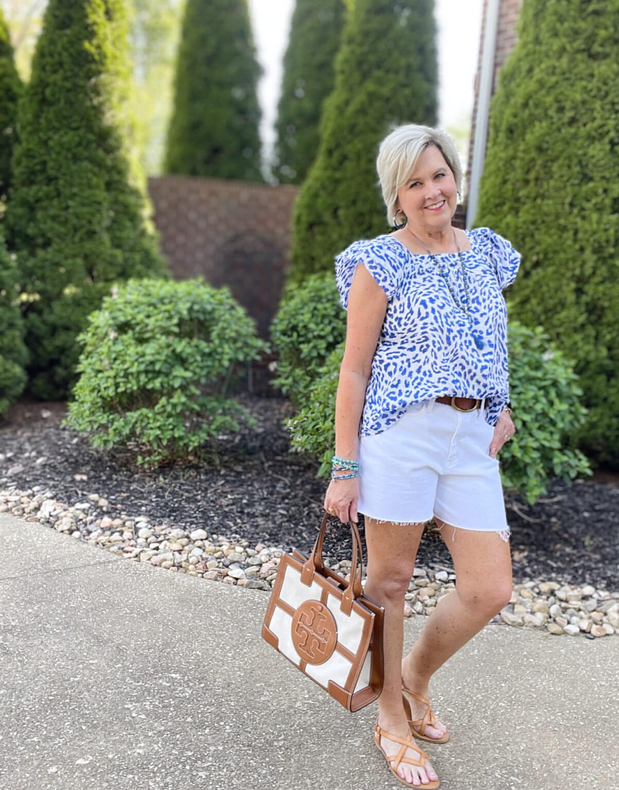 HOW TO EASILY DRESS UP A CASUAL OUTFIT