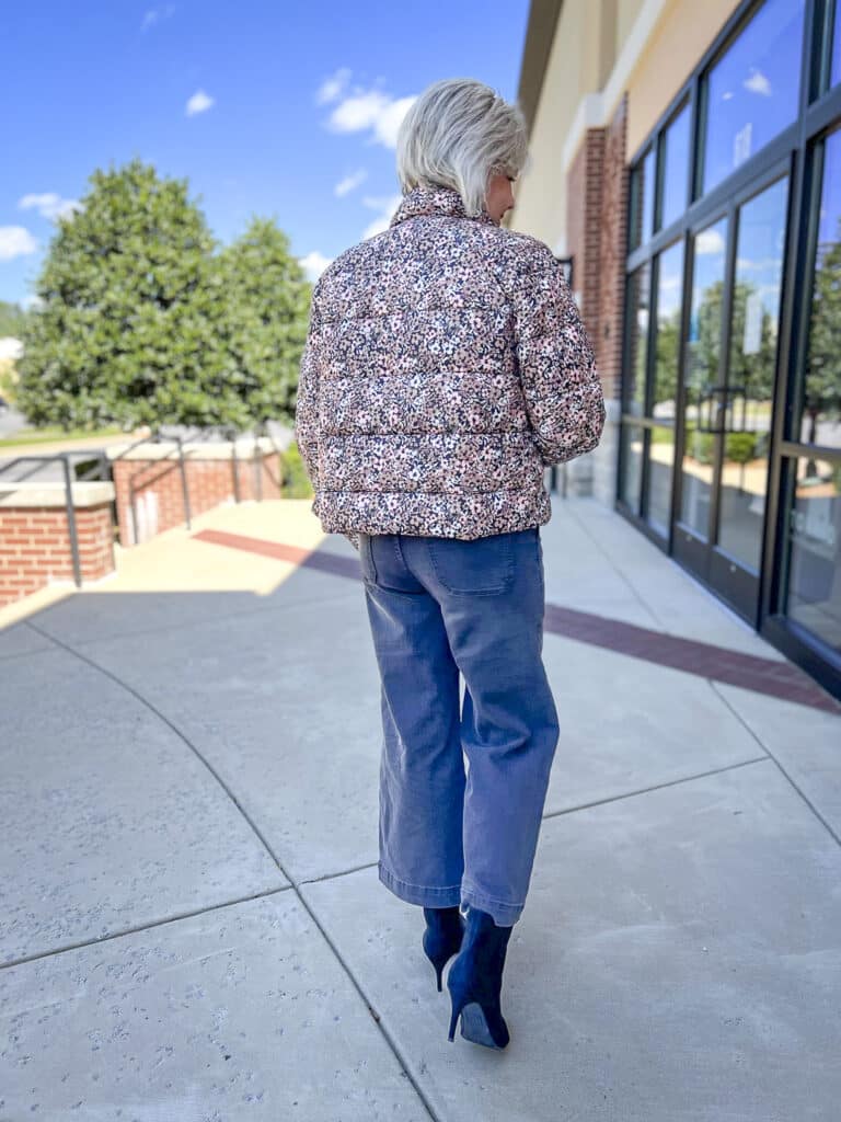 THIS PUFFER JACKET AND WIDE LEG JEANS COMBO IS SHOWSTOPPING